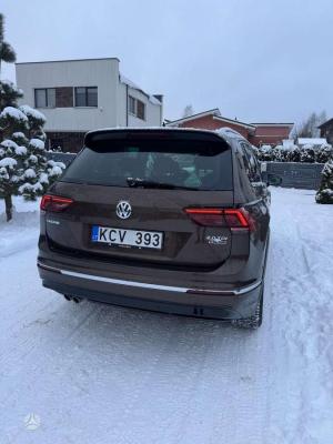 Brown Volkswagen Tiguan 2017 in Vilnius, with an engine capacity of 1.97 L and mileage of 166 thousand km for 20888 €, photo 5 on AUTOMOTO.COM.LV