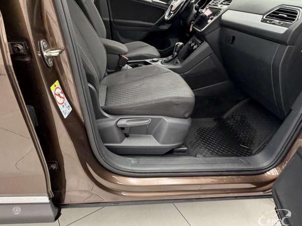 Brown Volkswagen Tiguan 2017 in Vilnius, with an engine capacity of 1.98 L and mileage of 158 thousand km for 16700 €, photo 7 on AUTOMOTO.COM.LV