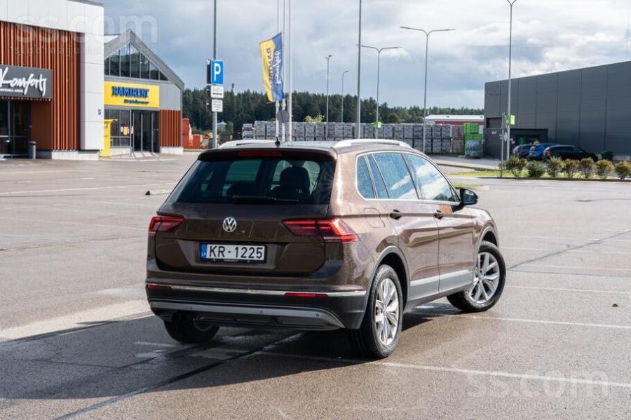 Brown Volkswagen Tiguan 2017 in Riga, with an engine capacity of 2.00 L and mileage of 197 thousand km for 15950 €, photo 4 on AUTOMOTO.COM.LV