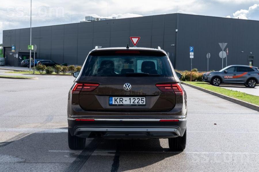 Brown Volkswagen Tiguan 2017 in Riga, with an engine capacity of 2.00 L and mileage of 197 thousand km for 15950 €, photo 5 on AUTOMOTO.COM.LV