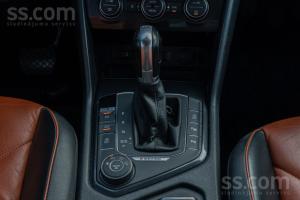 Brown Volkswagen Tiguan 2017 in Riga, with an engine capacity of 2.00 L and mileage of 197 thousand km for 15950 €, photo 9 on AUTOMOTO.COM.LV