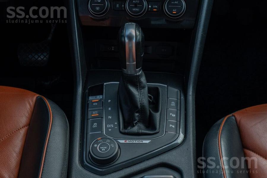 Brown Volkswagen Tiguan 2017 in Riga, with an engine capacity of 2.00 L and mileage of 197 thousand km for 15950 €, photo 9 on AUTOMOTO.COM.LV