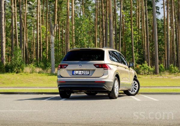 Brown Volkswagen Tiguan 2018 in Riga, with an engine capacity of 2.00 L and mileage of 112 thousand km for 19590 €, photo 5 on AUTOMOTO.COM.LV