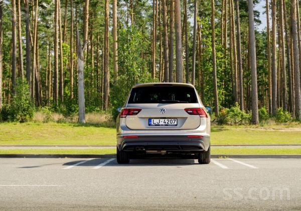 Brown Volkswagen Tiguan 2018 in Riga, with an engine capacity of 2.00 L and mileage of 112 thousand km for 19590 €, photo 6 on AUTOMOTO.COM.LV