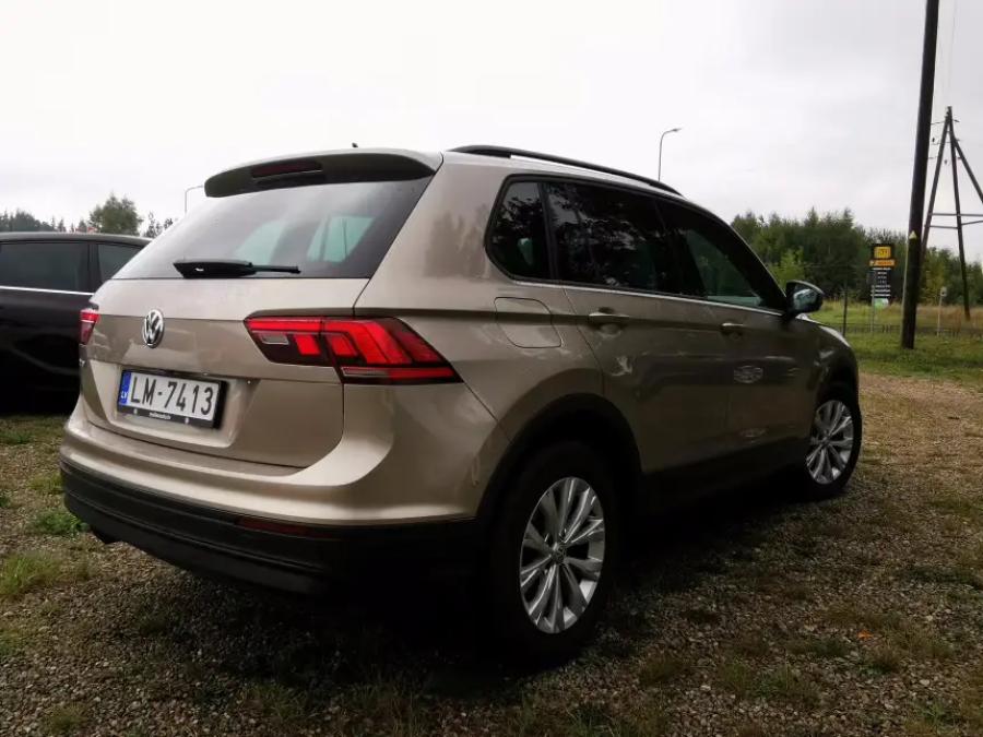 Brown Volkswagen Tiguan 2018 in Kuldiga, with an engine capacity of 2.00 L and mileage of 178 thousand km for 13895 €, photo 3 on AUTOMOTO.COM.LV