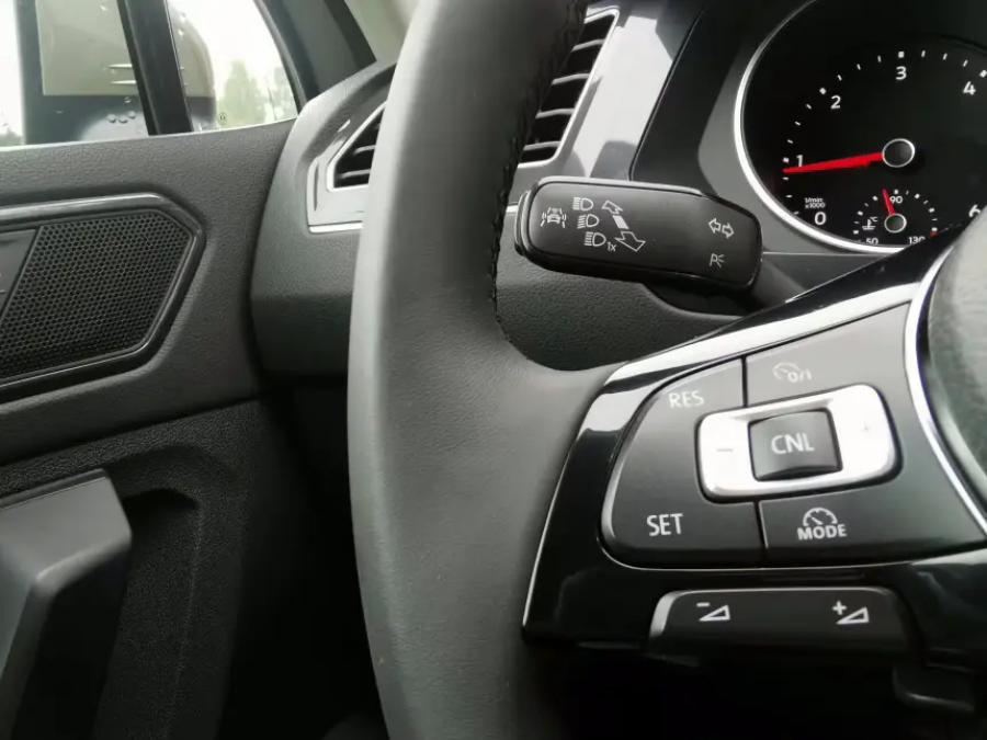 Brown Volkswagen Tiguan 2018 in Kuldiga, with an engine capacity of 2.00 L and mileage of 178 thousand km for 13895 €, photo 18 on AUTOMOTO.COM.LV