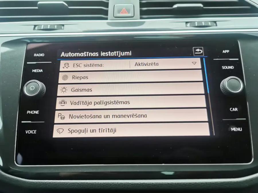 Brown Volkswagen Tiguan 2018 in Kuldiga, with an engine capacity of 2.00 L and mileage of 178 thousand km for 13895 €, photo 25 on AUTOMOTO.COM.LV