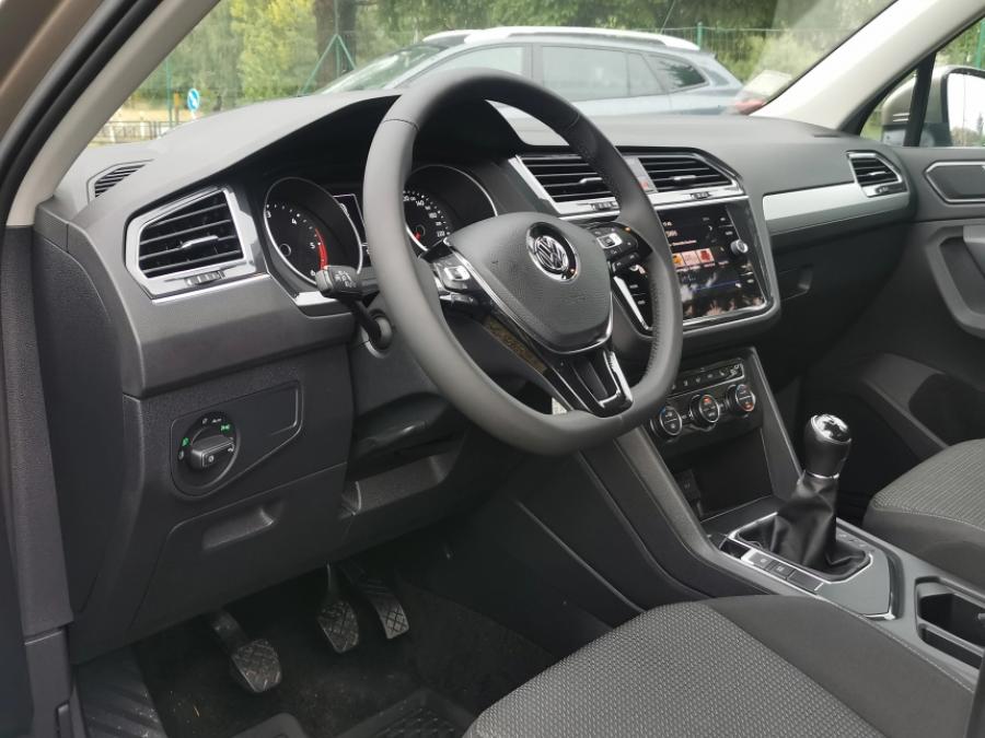 Brown Volkswagen Tiguan 2018 in Riga, with an engine capacity of 2.00 L and mileage of 178 thousand km for 13895 €, photo 9 on AUTOMOTO.COM.LV