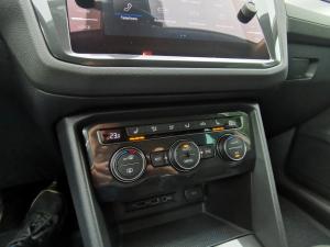 Brown Volkswagen Tiguan 2018 in Riga, with an engine capacity of 2.00 L and mileage of 178 thousand km for 13895 €, photo 13 on AUTOMOTO.COM.LV