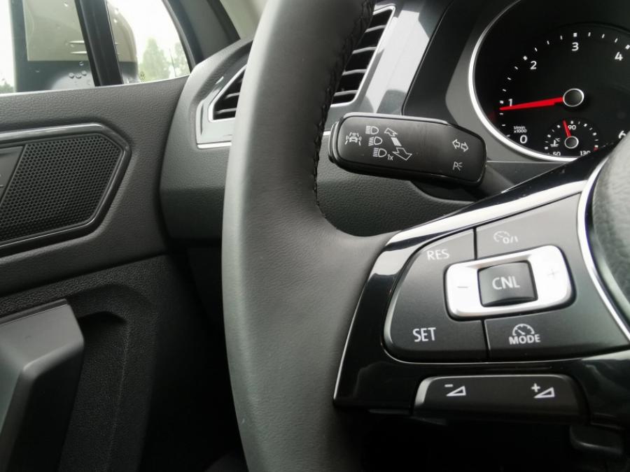 Brown Volkswagen Tiguan 2018 in Riga, with an engine capacity of 2.00 L and mileage of 178 thousand km for 13895 €, photo 18 on AUTOMOTO.COM.LV