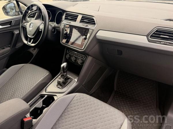 Brown Volkswagen Tiguan 2018 in Riga, with an engine capacity of 2.00 L and mileage of 152 thousand km for 16690 €, photo 9 on AUTOMOTO.COM.LV
