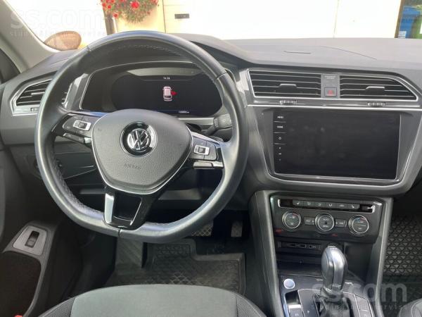 Brown Volkswagen Tiguan 2019 in Jelgava, with an engine capacity of 2.00 L and mileage of 120 thousand km for 18400 €, photo 8 on AUTOMOTO.COM.LV