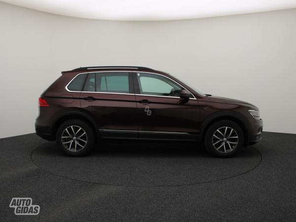 Brown Volkswagen Tiguan 2019 in Vilnius, with an engine capacity of 2.00 L and mileage of 159 thousand km for 20299 €, photo 9 on AUTOMOTO.COM.LV