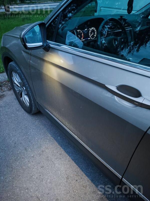 Brown Volkswagen Tiguan 2019 in Riga, with an engine capacity of 2.00 L and mileage of 130 thousand km for 20700 €, photo 6 on AUTOMOTO.COM.LV