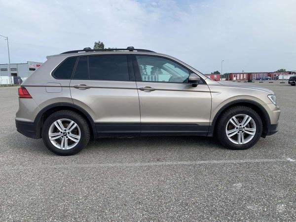 Brūns Volkswagen Tiguan 2019 Viļņa, ar dzinēja tilpumu 1.97 L un nobraukumu 103 tūkst. km par 16000 €, foto 4 vietnē AUTOMOTO.COM.LV