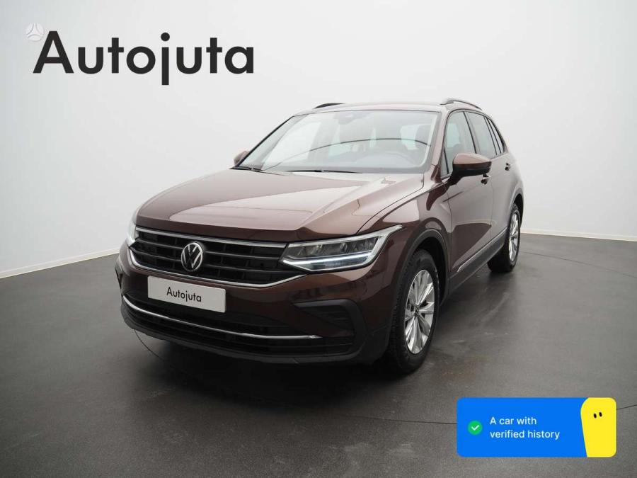 Brown Volkswagen Tiguan 2020 in Vilnius, with an engine capacity of 1.50 L and mileage of 52 thousand km for 21900 €, photo 1 on AUTOMOTO.COM.LV
