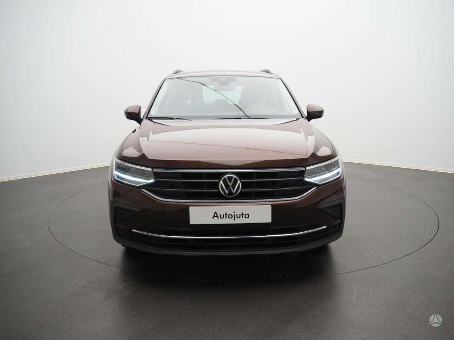 Brown Volkswagen Tiguan 2020 in Vilnius, with an engine capacity of 1.50 L and mileage of 52 thousand km for 21900 €, photo 2 on AUTOMOTO.COM.LV