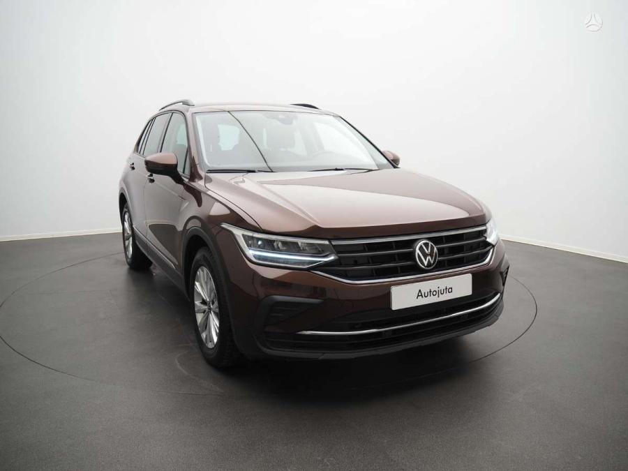 Brown Volkswagen Tiguan 2020 in Vilnius, with an engine capacity of 1.50 L and mileage of 52 thousand km for 21900 €, photo 3 on AUTOMOTO.COM.LV
