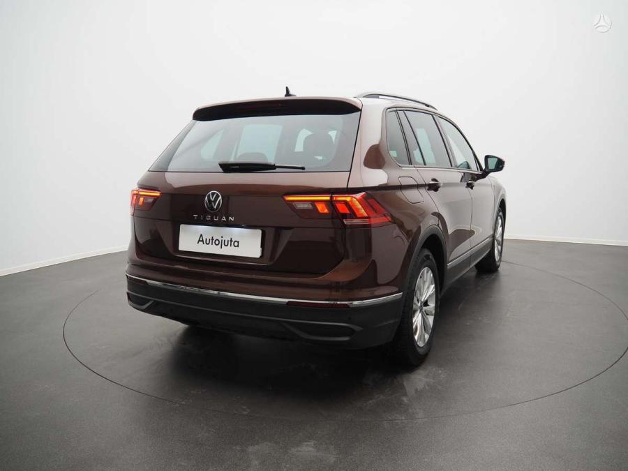 Brown Volkswagen Tiguan 2020 in Vilnius, with an engine capacity of 1.50 L and mileage of 52 thousand km for 21900 €, photo 4 on AUTOMOTO.COM.LV