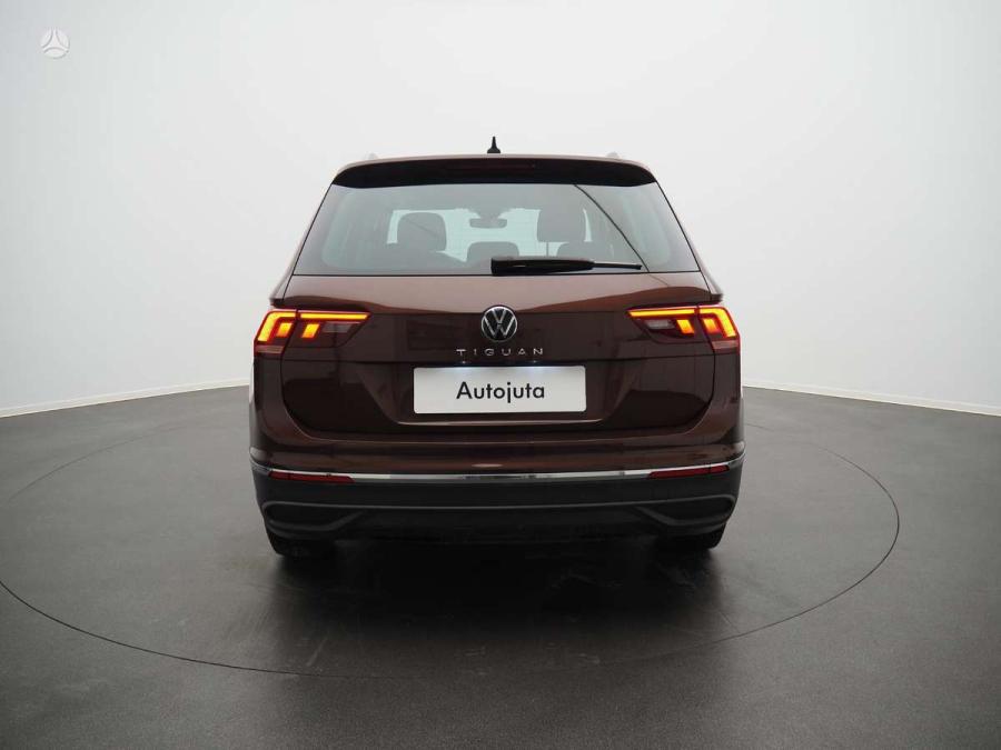 Brown Volkswagen Tiguan 2020 in Vilnius, with an engine capacity of 1.50 L and mileage of 52 thousand km for 21900 €, photo 5 on AUTOMOTO.COM.LV