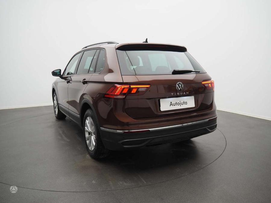 Brown Volkswagen Tiguan 2020 in Vilnius, with an engine capacity of 1.50 L and mileage of 52 thousand km for 21900 €, photo 6 on AUTOMOTO.COM.LV