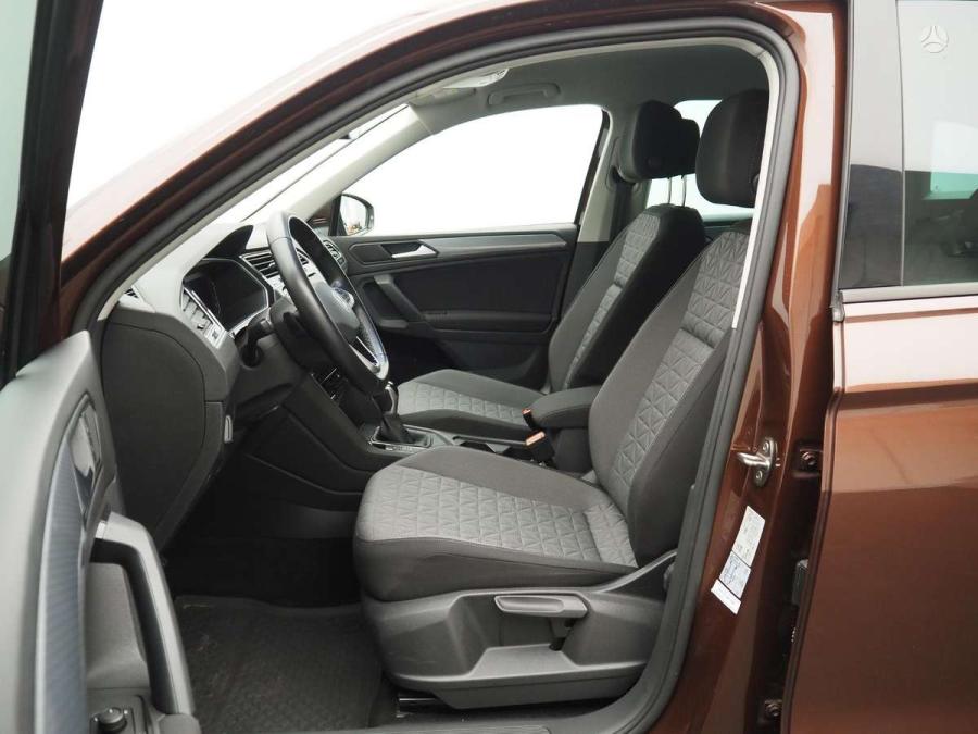 Brown Volkswagen Tiguan 2020 in Vilnius, with an engine capacity of 1.50 L and mileage of 52 thousand km for 21900 €, photo 8 on AUTOMOTO.COM.LV