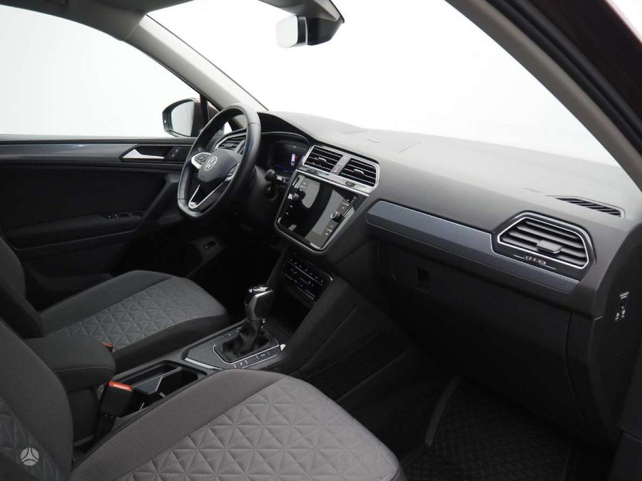 Brown Volkswagen Tiguan 2020 in Vilnius, with an engine capacity of 1.50 L and mileage of 52 thousand km for 21900 €, photo 12 on AUTOMOTO.COM.LV