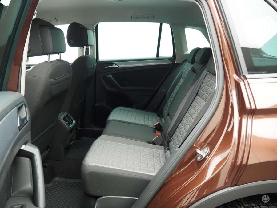 Brown Volkswagen Tiguan 2020 in Vilnius, with an engine capacity of 1.50 L and mileage of 52 thousand km for 21900 €, photo 14 on AUTOMOTO.COM.LV