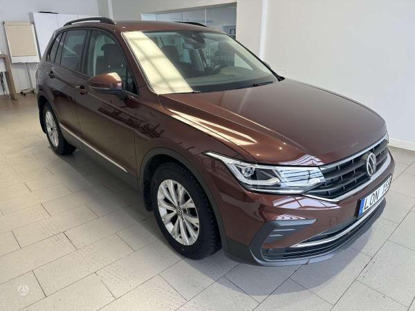 Brown Volkswagen Tiguan 2020 in Panevezys, with an engine capacity of 1.50 L and mileage of 91 thousand km for 22900 €, photo 2 on AUTOMOTO.COM.LV