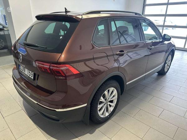 Brown Volkswagen Tiguan 2020 in Panevezys, with an engine capacity of 1.50 L and mileage of 91 thousand km for 22900 €, photo 4 on AUTOMOTO.COM.LV
