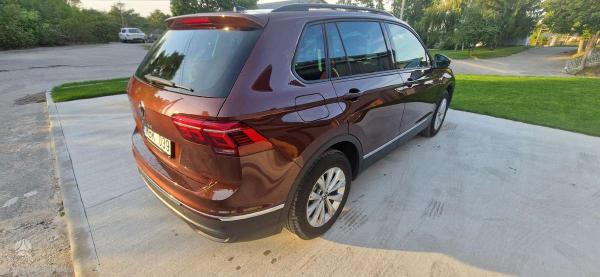 Brown Volkswagen Tiguan 2021 in Siauliai, with an engine capacity of 1.50 L and mileage of 83 thousand km for 21900 €, photo 4 on AUTOMOTO.COM.LV
