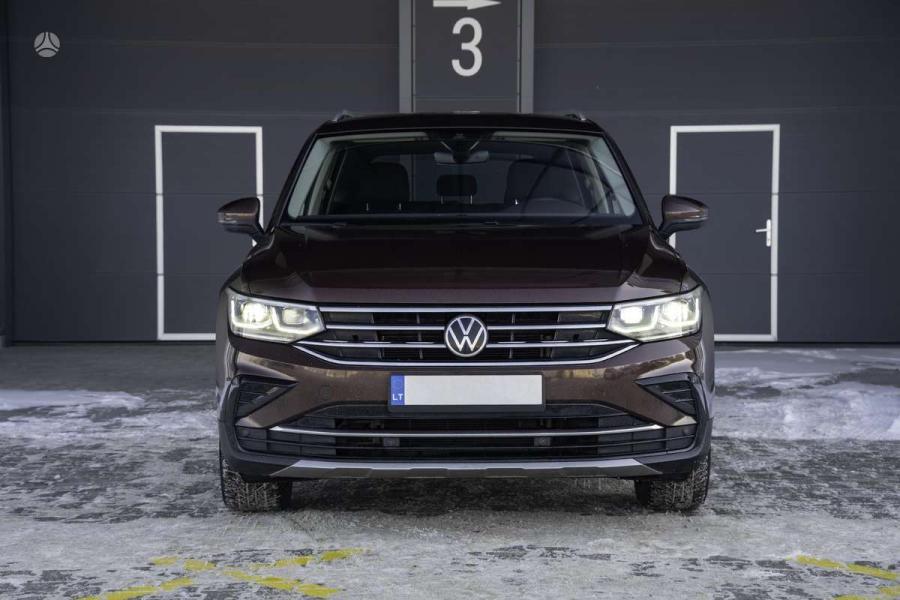 Brown Volkswagen Tiguan 2021 in Vilnius, with an engine capacity of 1.50 L and mileage of 192 thousand km for 17999 €, photo 2 on AUTOMOTO.COM.LV