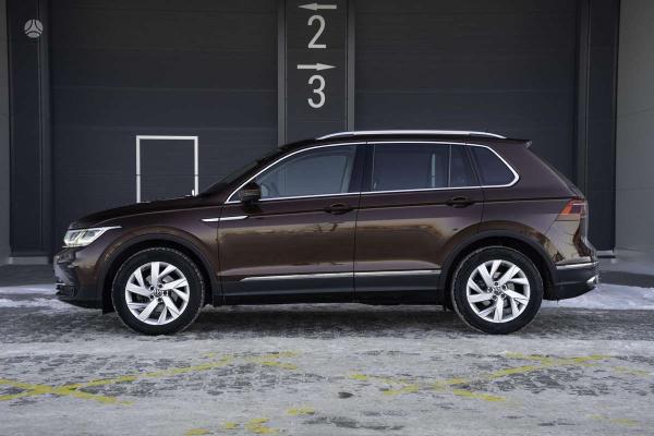 Brown Volkswagen Tiguan 2021 in Vilnius, with an engine capacity of 1.50 L and mileage of 192 thousand km for 17999 €, photo 4 on AUTOMOTO.COM.LV