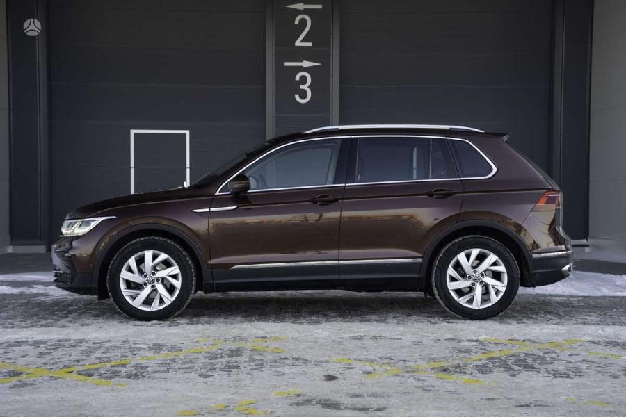 Brown Volkswagen Tiguan 2021 in Vilnius, with an engine capacity of 1.50 L and mileage of 192 thousand km for 17999 €, photo 4 on AUTOMOTO.COM.LV