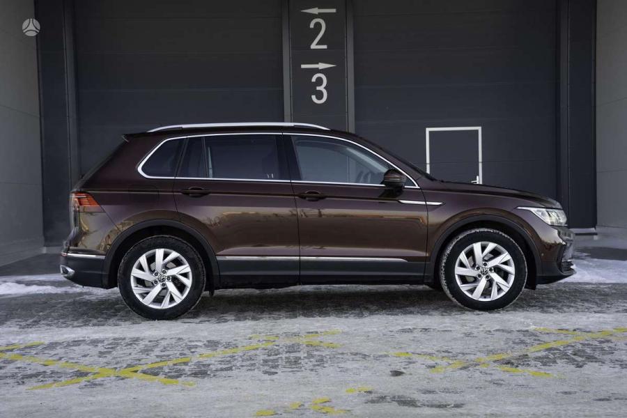 Brown Volkswagen Tiguan 2021 in Vilnius, with an engine capacity of 1.50 L and mileage of 192 thousand km for 17999 €, photo 8 on AUTOMOTO.COM.LV