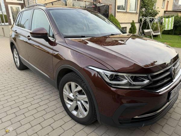 Brown Volkswagen Tiguan 2021 in Telschi, with an engine capacity of 1.97 L and mileage of 233 thousand km for 19800 €, photo 1 on AUTOMOTO.COM.LV