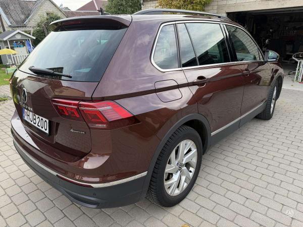 Brown Volkswagen Tiguan 2021 in Telschi, with an engine capacity of 1.97 L and mileage of 233 thousand km for 19800 €, photo 3 on AUTOMOTO.COM.LV
