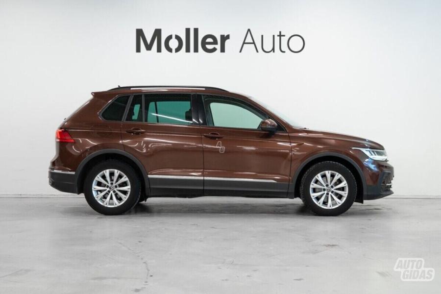 Brown Volkswagen Tiguan 2022 in Vilnius, with an engine capacity of 1.50 L and mileage of 93 thousand km for 21750 €, photo 4 on AUTOMOTO.COM.LV
