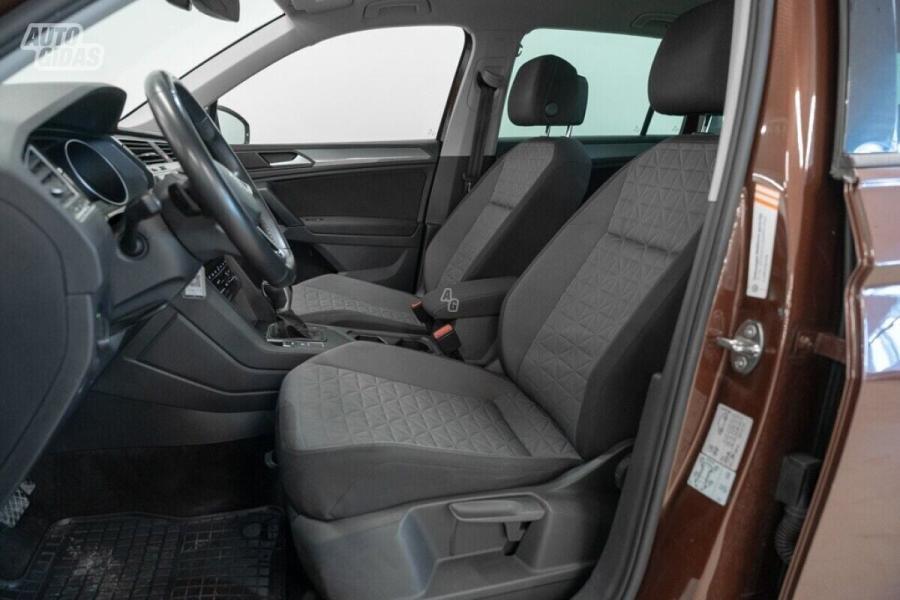 Brown Volkswagen Tiguan 2022 in Vilnius, with an engine capacity of 1.50 L and mileage of 93 thousand km for 21750 €, photo 8 on AUTOMOTO.COM.LV