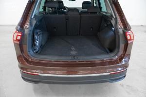 Brown Volkswagen Tiguan 2022 in Vilnius, with an engine capacity of 1.50 L and mileage of 93 thousand km for 21750 €, photo 20 on AUTOMOTO.COM.LV