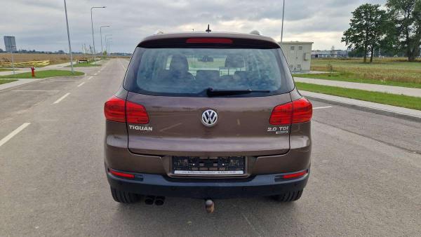 Brown Volkswagen Tiguan 2013 in Marijampole, with an engine capacity of 1.97 L and mileage of 300 thousand km for 7990 €, photo 7 on AUTOMOTO.COM.LV