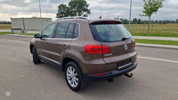 Brown Volkswagen Tiguan 2013 in Marijampole, with an engine capacity of 1.97 L and mileage of 300 thousand km for 7990 €, photo 8 on AUTOMOTO.COM.LV