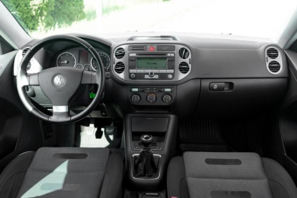 Volkswagen Tiguan 2009 in Riga, with an engine capacity of 2.00 L and mileage of 397 thousand km for 4990 €, photo 10 on AUTOMOTO.COM.LV