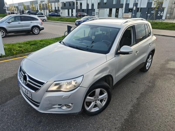 Volkswagen Tiguan 2010 in Vilnius on AUTOMOTO.COM.LV Volkswagen Tiguan 2010 in Vilnius, with an engine capacity of 2.00 L and mileage of 302 thousand km for 2200 €, photo 3 on AUTOMOTO.COM.LV