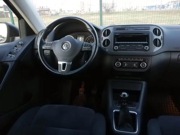 Volkswagen Tiguan 2012 in Saldus, with an engine capacity of 2.00 L and mileage of 213 thousand km for 10300 €, photo 4 on AUTOMOTO.COM.LV