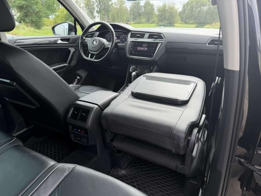 Volkswagen Tiguan 2018 in Silute, with an engine capacity of 2.00 L and mileage of 130 thousand km for 21600 €, photo 12 on AUTOMOTO.COM.LV
