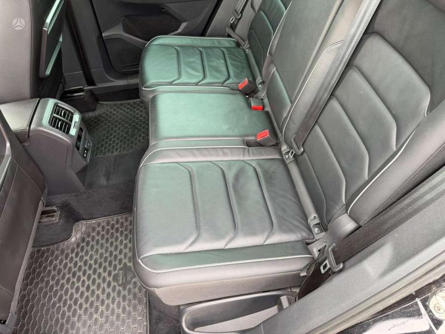 Volkswagen Tiguan 2018 in Silute, with an engine capacity of 2.00 L and mileage of 130 thousand km for 21600 €, photo 19 on AUTOMOTO.COM.LV