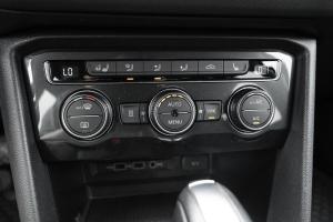 Volkswagen Tiguan 2020 in Riga, with an engine capacity of 2.00 L and mileage of 105 thousand km for 19300 €, photo 20 on AUTOMOTO.COM.LV