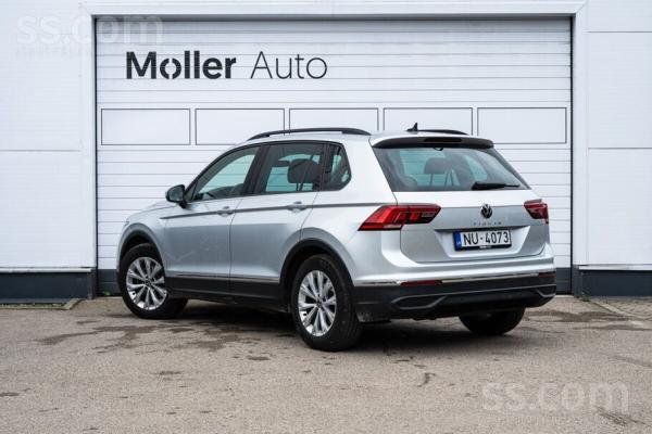 Volkswagen Tiguan 2023 in Riga on AUTOMOTO.COM.LV Volkswagen Tiguan 2023 in Riga, with an engine capacity of 1.50 L and mileage of 44 thousand km for 23950 €, photo 5 on AUTOMOTO.COM.LV