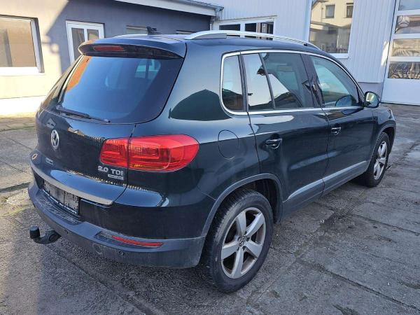 Green Volkswagen Tiguan 2012 in Kelme, with an engine capacity of 1.97 L and mileage of 236 thousand km for 6990 €, photo 7 on AUTOMOTO.COM.LV